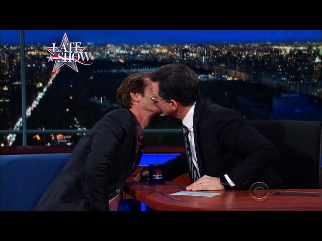 Andrew Garfield y Stephen Colbert comparten beso en TV | Excélsior