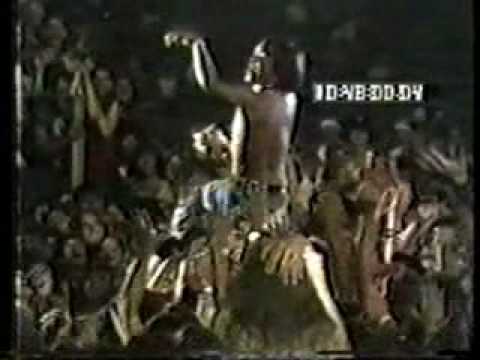 9 Musicians With The Craziest On-Stage Antics | Ultimate Guitar