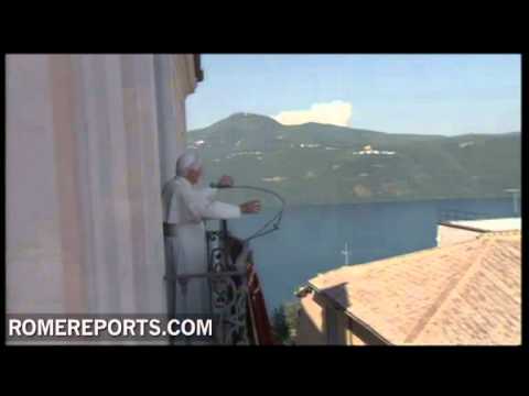 Pope greeted by crowds at Castel Gandolfo
