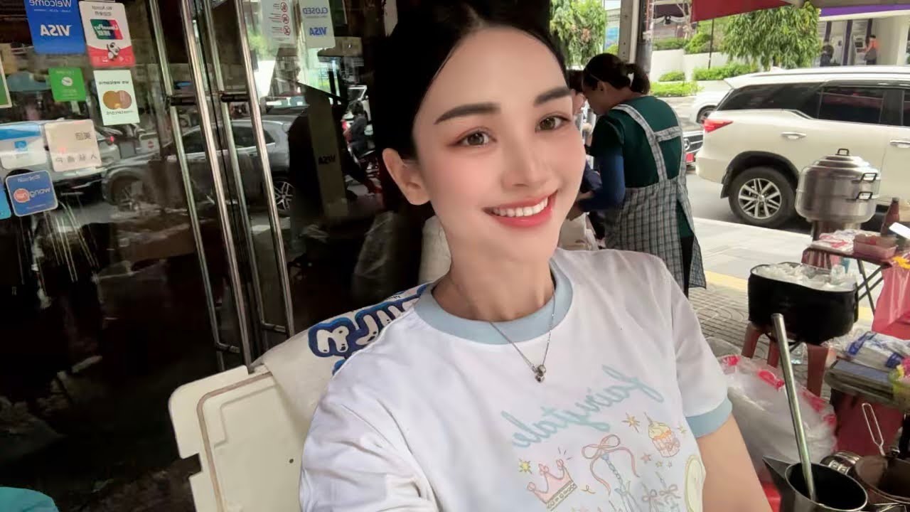 LIVE Street Café - Welcome Family 🤗 Ploysai Coffee Lady in Bangkok Thailand - Thai Street Food