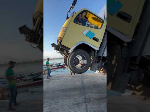 Truck Oleng Kluar dari Kapal Sampai Jumping Tinggi ‼️#trukoleng #truk #truck #automobile #funny
