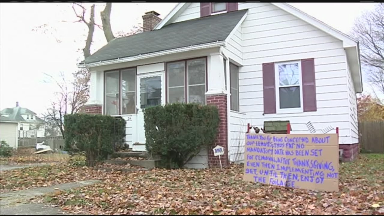 Neighbor complains about leaves, homeowner responds with sign
