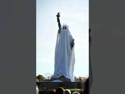 La estatua de la libertad fue disfrazada en honor a Halloween. #usa #estadosunidos #shorts