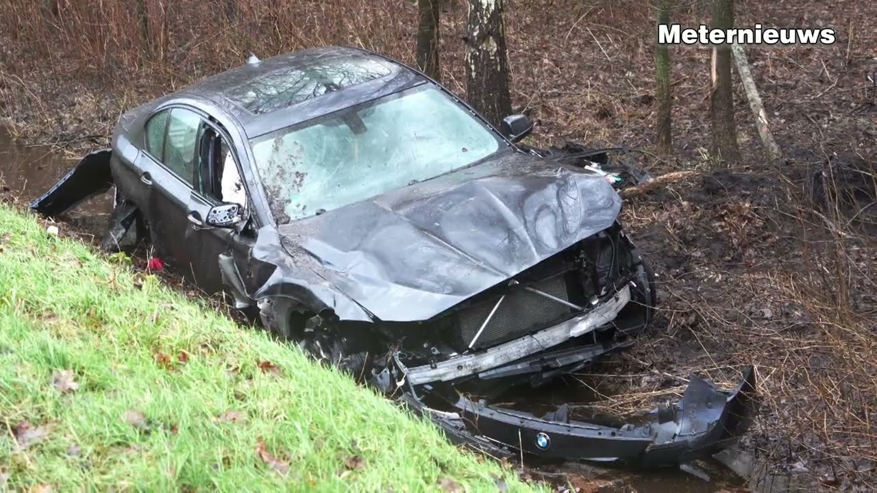 Auto de sloot in. Gewonde op A37 bij Nieuwlande(Video)
