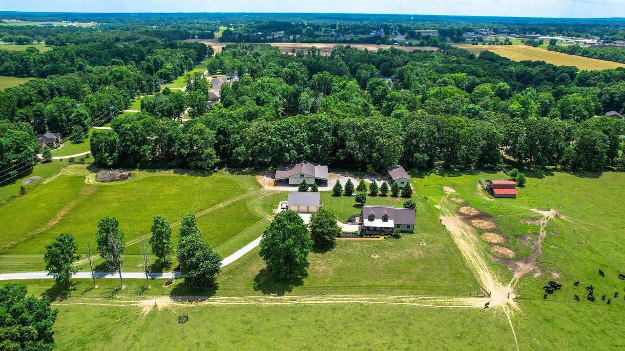 Beautifully renovated home in a country setting on 2.4 acres. 2355 Nix Rd Lawrenceburg, TN 38464