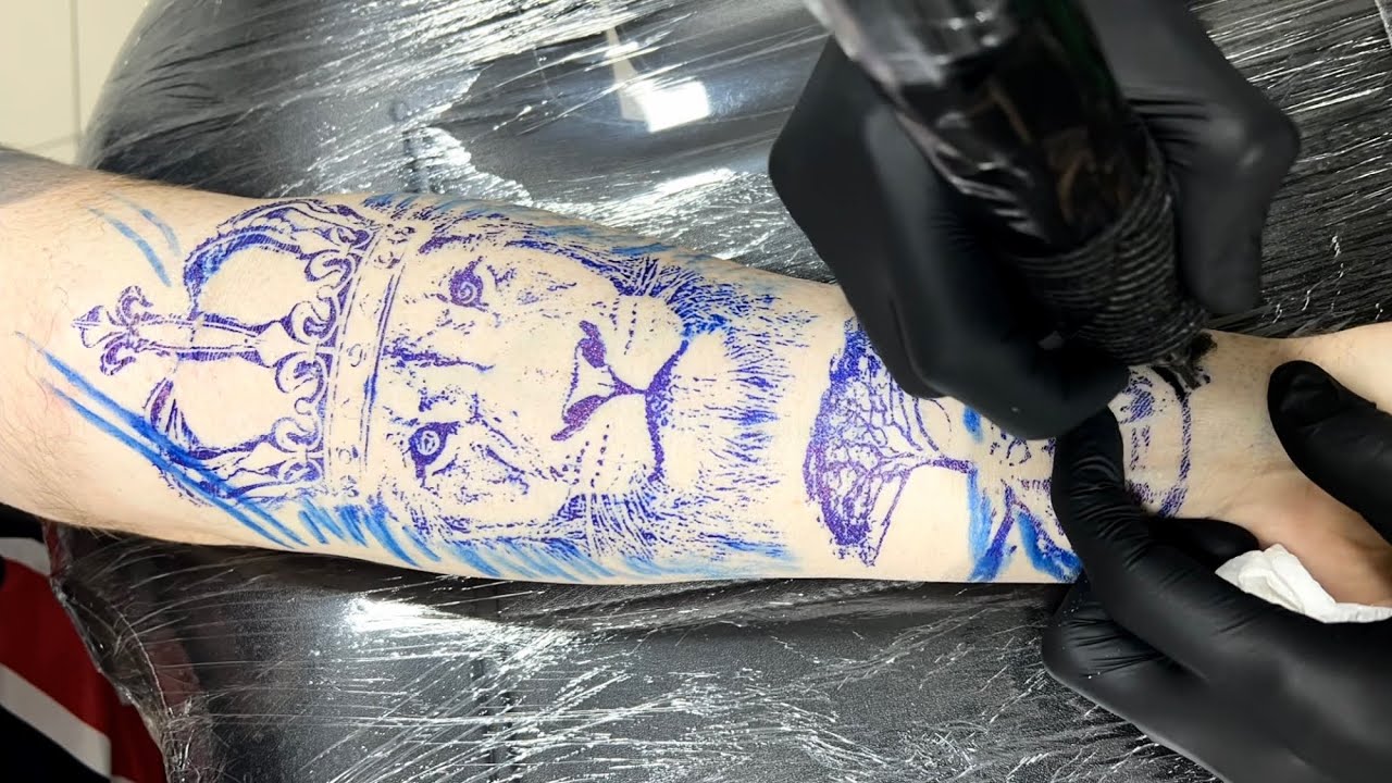 Leão com coroa e paisagem - Tattoo no antebraço