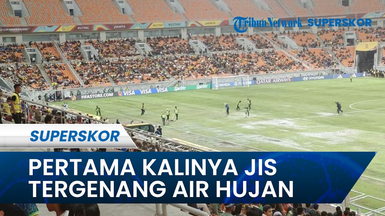 Pertama Kali Lapangan JIS Becek Tergenang Air: 16 Tukang Serok Jadi ...