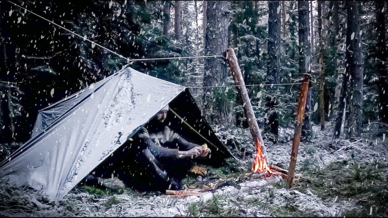 BUSHCRAFT WINTER CAMPING • TARP SHELTER SET UP • LONG LOG FIRE • SNOW❄️