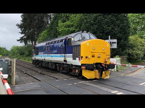 37425 “Concrete Bob” Passes Blakedown Station (Worcestershire) 11/05/2022