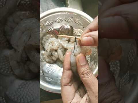 How to de-vein the prawns easily using toothpick stick ? How to clean prawns? #shorts