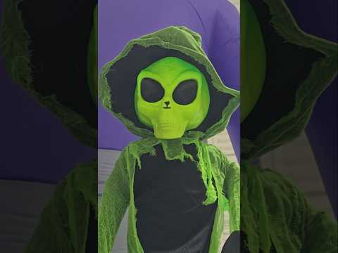 Alien Static Prop In Store Demo (Menards Halloween 2024) #halloween #halloweendecor #halloween2024