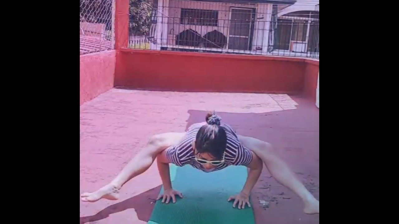How Women Stretch and Split on Instagram - 093 - yogini_ivysagittarius - yogini_ivy2k18