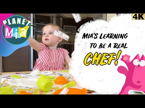 Mia Learns Cooking for the First Time! Spanish / English - Kids Educational