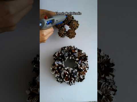 Creative idea for Christmas decor with pinecones 🎄✨👌 Subscribe for more DIY tutorials! #diy #crafts