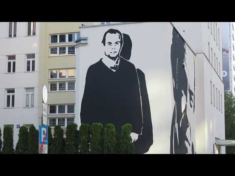 Mural upamiętniający Jacka Kuronia na ścianie liceum jego imienia