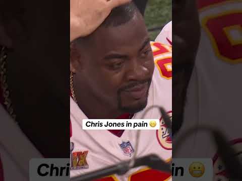 Chris Jones appears to be getting treatment on his neck #chrisjones #nfl #chiefs #SuperBowl