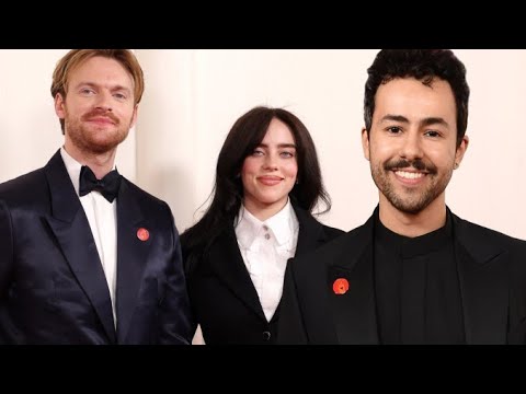 Why did Hollywood stars wear red pin badges at the Oscars ceremony?