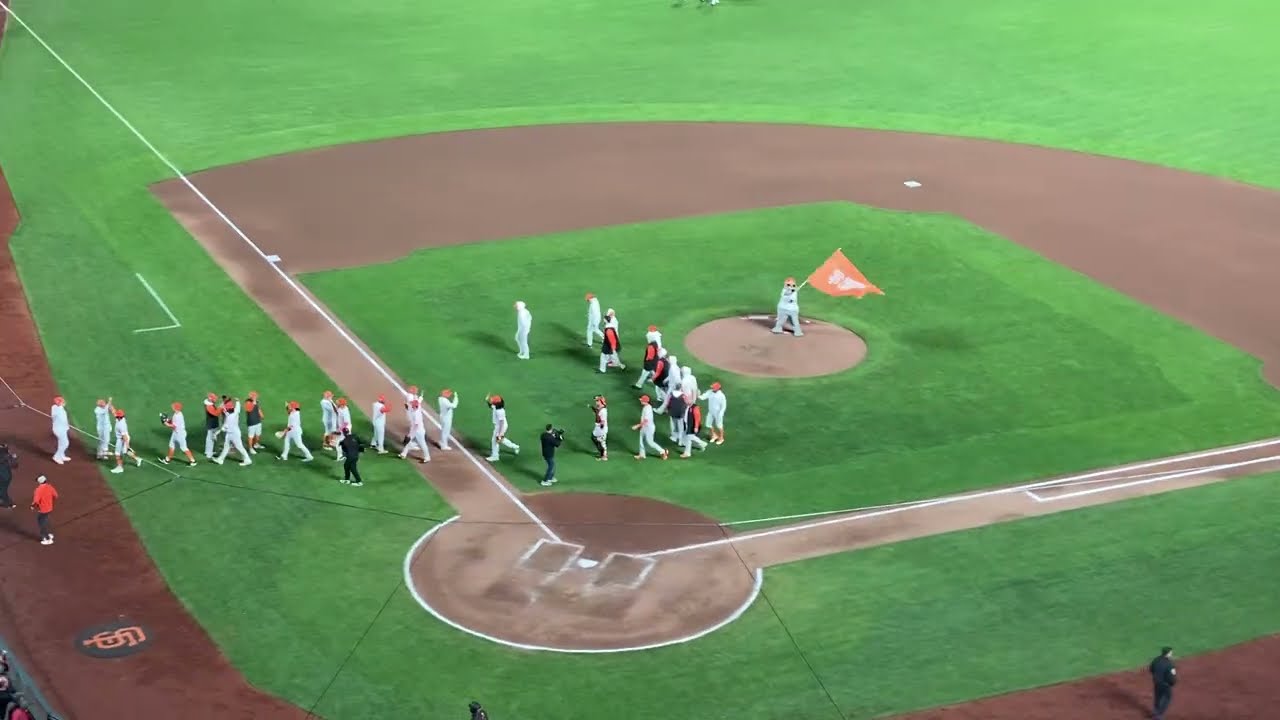 Patrick Bailey Ends Game on RIDICULOUS Pick Off Throw Oracle Park 8/1/23!