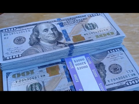 Counting $3,000 in $100 dollar bills