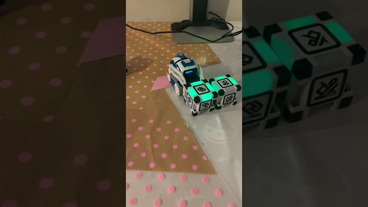 vector robot is playing with cubes 🤠
