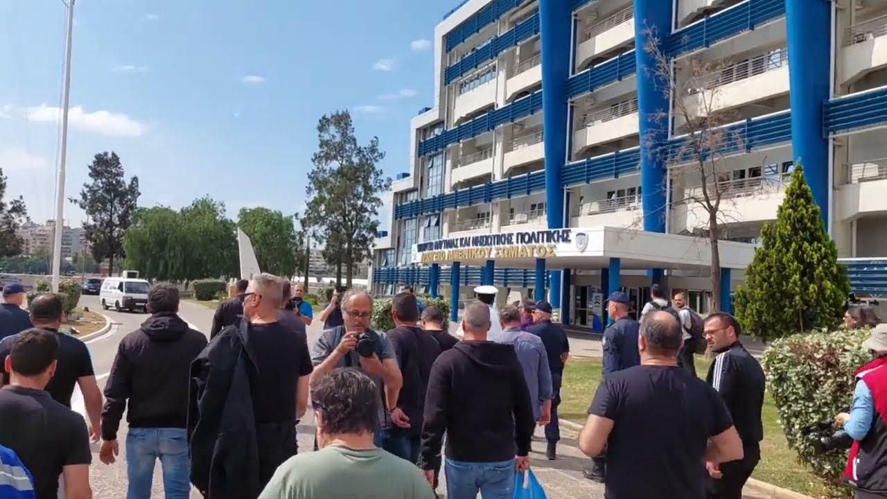 Υπουργείο Ναυτιλίας: Ένταση στην συγκέντρωση των απεργών – Κρέμασαν ...