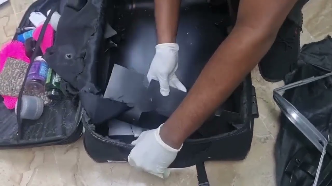 ATRAPAN MUJER EN AIPC E IMPIDEN ENVÍO DE DOS PAQUETES PRESUMIBLEMENTE COCAÍNA A BRUSELAS