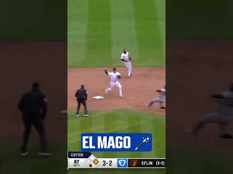El Mago at it again 🪄 Javy Báez starts an incredible double play