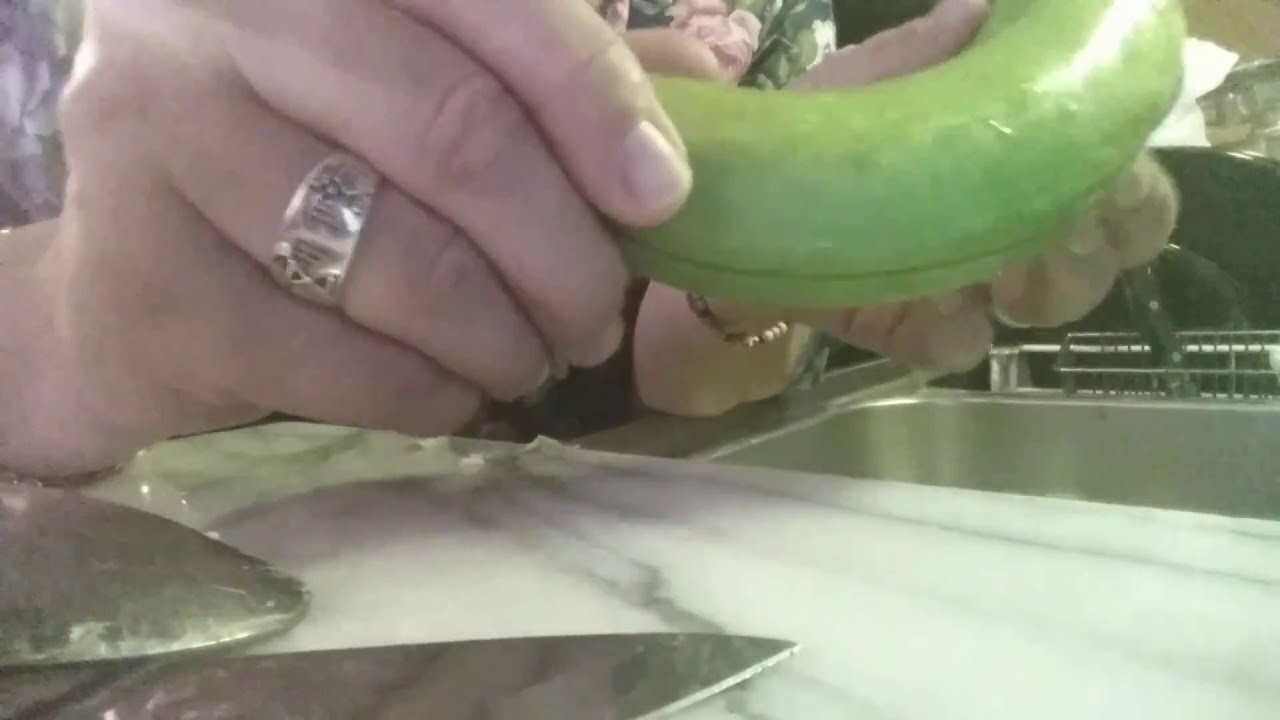 How to cut green bananas for Pasteles