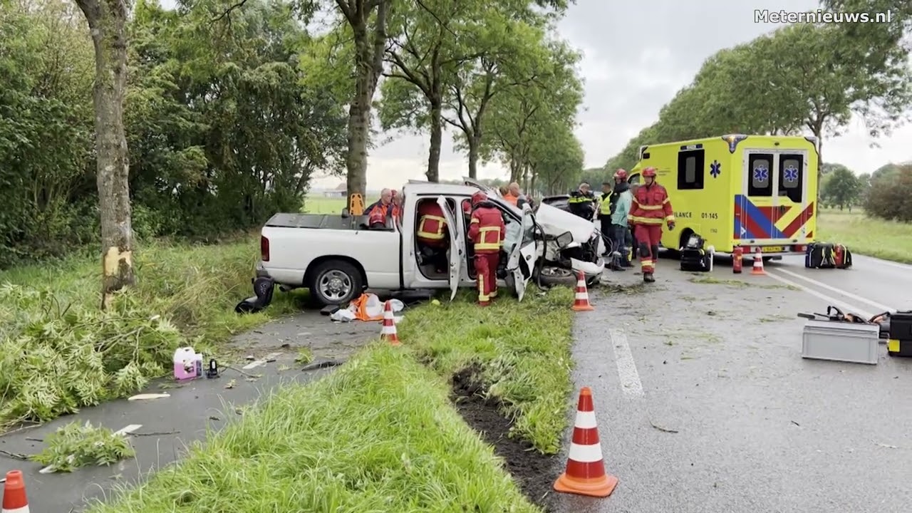 Pick-up knalt tegen boom in Noordhorn(Video)