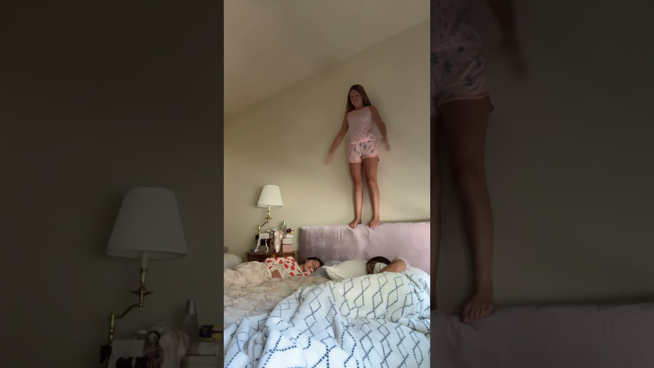 POV you wake up first at a sleepover #jacqueriley #trending #viral #funny #friends #cute 👯‍♀️💃🏼￼