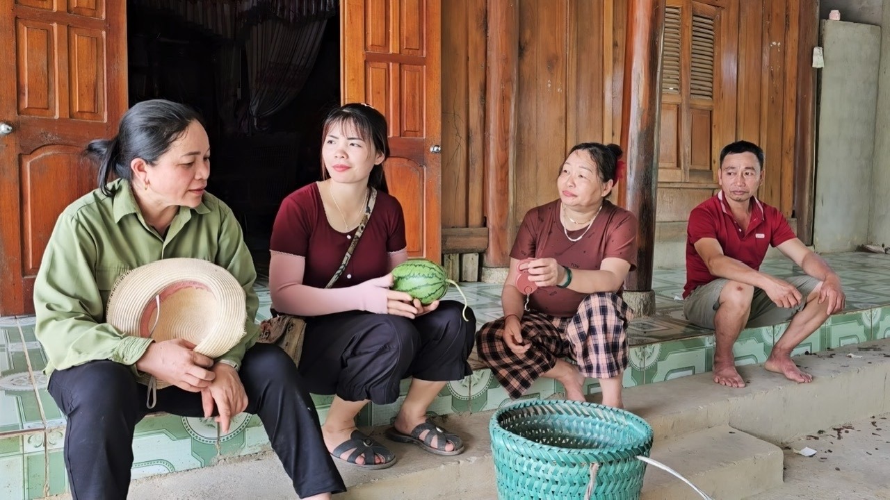Yen Chi and her mother brought a watermelon as a gift to her foster mother