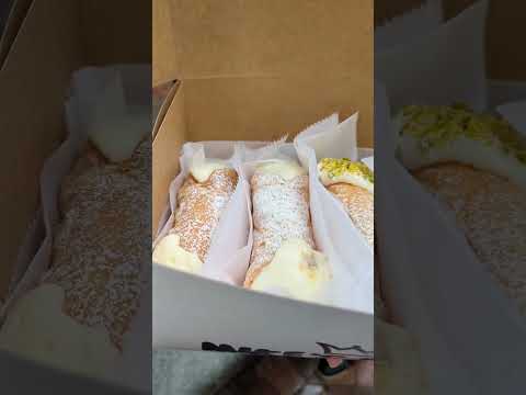MUST TRY Cannolis in Boston โข Mike's Pastry