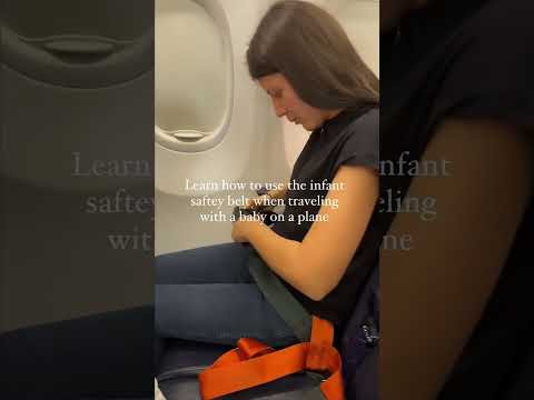 This is how to use the safty belt on a plane when traveling with a baby! #travelfamily #baby #flight