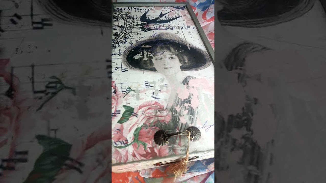 Caja decorada con decoupage y stencil en relieve