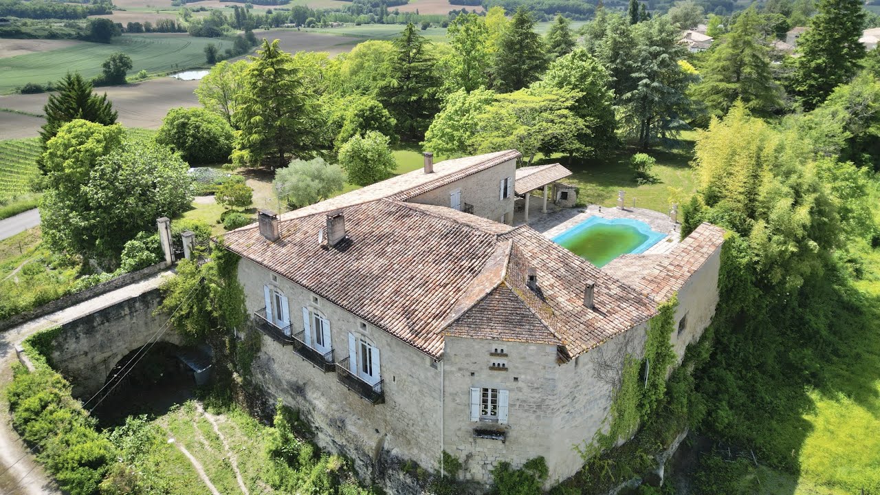 Historic castle with swimming pool between Bordeaux and Bergerac.