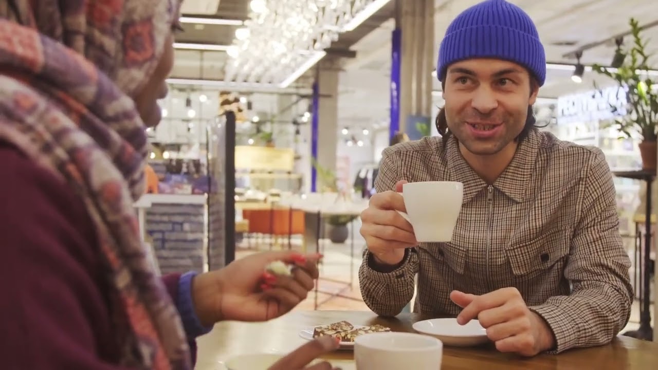 Listening A2: Learning languages (Present Simple - A2 Level)