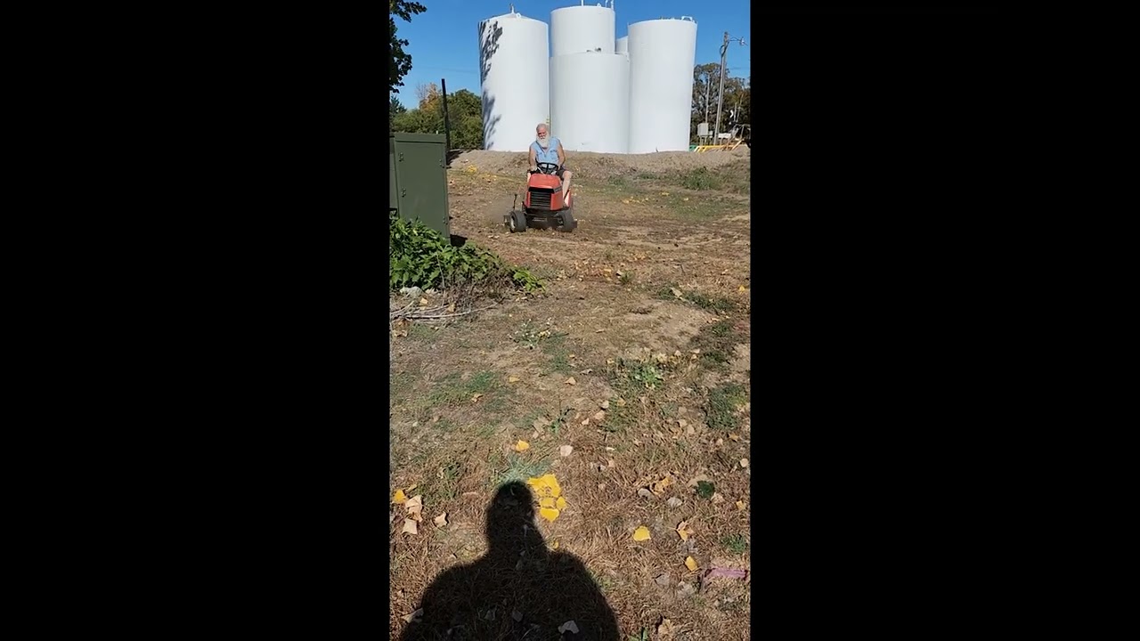 Agco Allis 1616H Riding Lawn Mower.