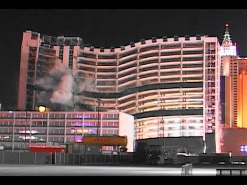 Lost Footage shows WTC Building 7 falling in its own footprint ...