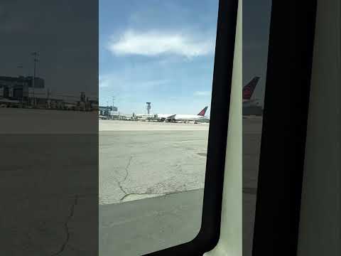 Toronto Pearson Airport ✈️ #torontopearsonairport #vacation #youtubeshorts #youtube #shortvideo