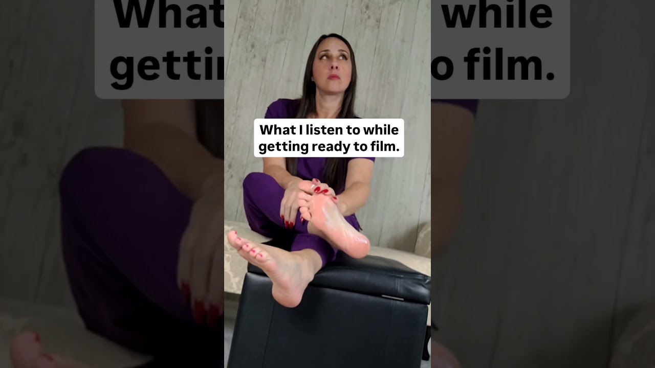 murder shows on my mind 😅🤣 before taking feet pics