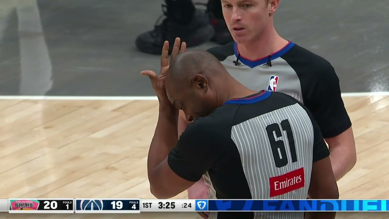 Victor Wembanyama unintentionally elbows the referee in the face, almost knocks him out