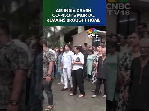 Air India Plane Crash | Co-Pilot Clive Kunder’s Mortal Remains Brought Home to Mumbai | N18S