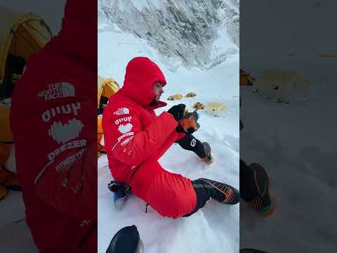 Inoxtag mange un repas à 6100m sur l’Everest 🍜🏔️ #climbingmounteverest #inoxtag #everest #kaizen