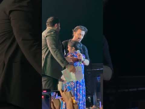 Atif Aslam with a lucky fan at Dhaka | #reels#atifaslam #bangladesh#kunfayakun #aadat #live #concert
