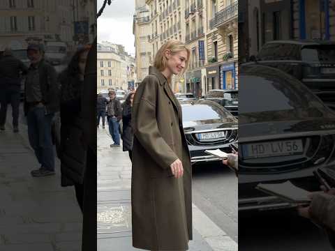 Elizabeth Debicki in Paris with fans 🇫🇷 (IG @crazyalyy_) #parisfashionweek #pfw #fashionweek