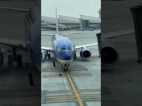 LAX Terminal 1 Sun Country Airlines - Jetway bridge extending