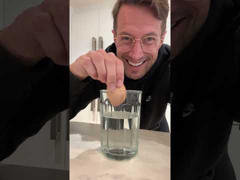 A trick to tell if your eggs are fresh or not! #eggs #fresh #trick
