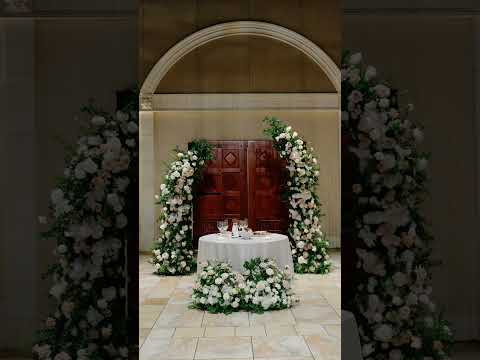 🌿 Proof that floral decor changes everything!