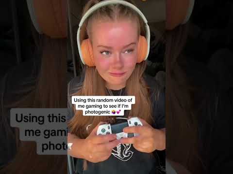 Yes boys, this is what a real gamer girl looks like 🙄🤷♀️💕