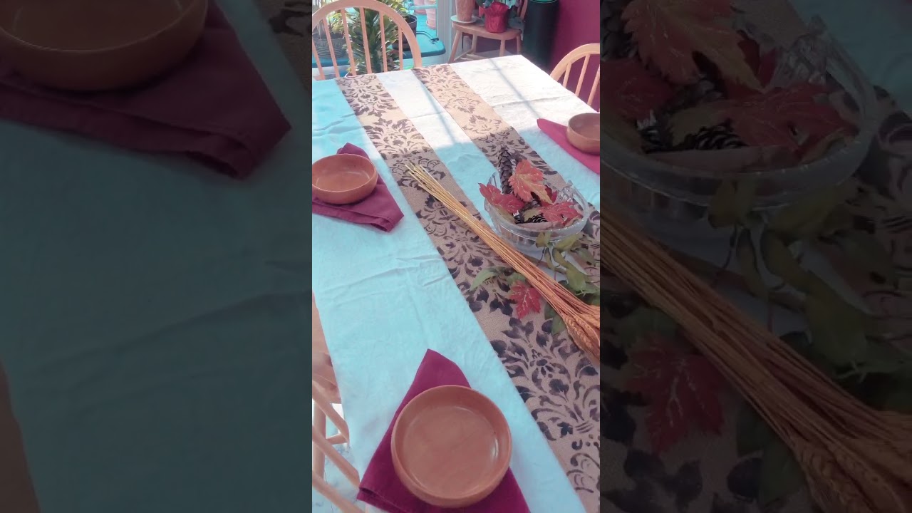 DIY Thanksgiving Table Runner : Make Your Own Holiday Decor for a festive home!
